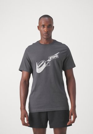 Nike Performance TEE TRAIL - Sport T-shirt - dark stucco/kaki - Zalando.nl