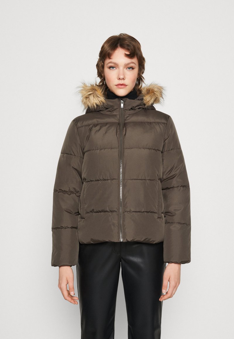 Pieces PCNATTY SHORT PUFFER JACKET - Winter jacket - black olive/khaki ...