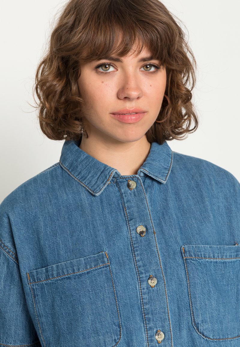 Sara Button's Instagram, Twitter & Facebook on IDCrawl