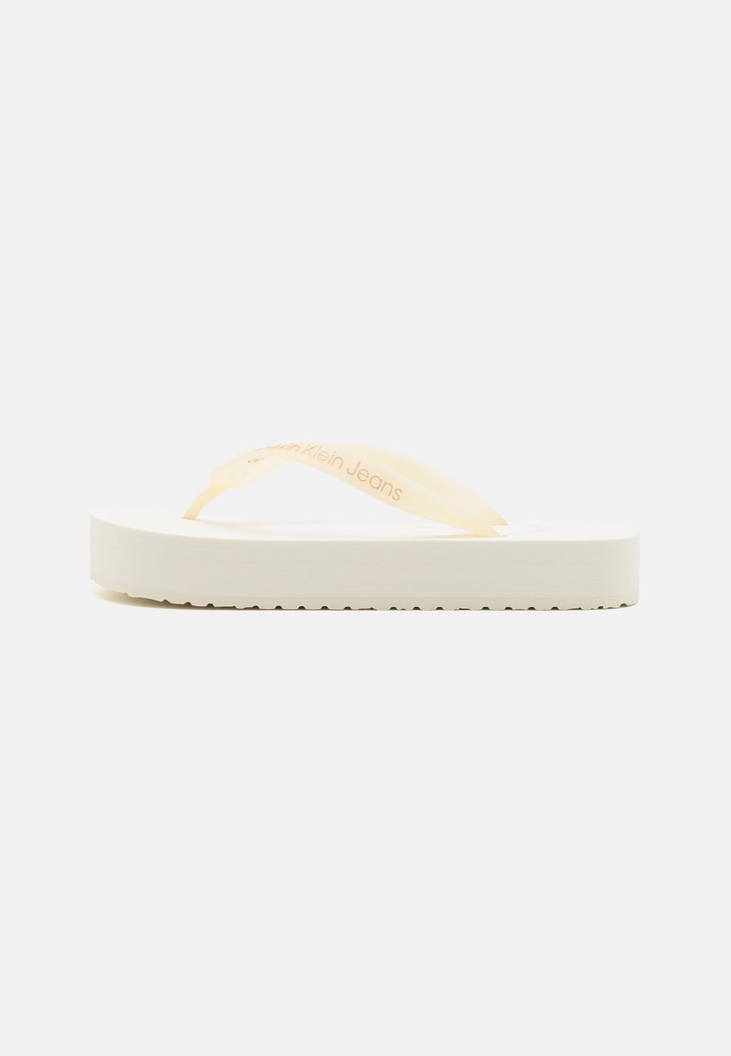 Calvin Klein Jeans BEACH FLATFORM - Chanclas de dedo - creamy white ...
