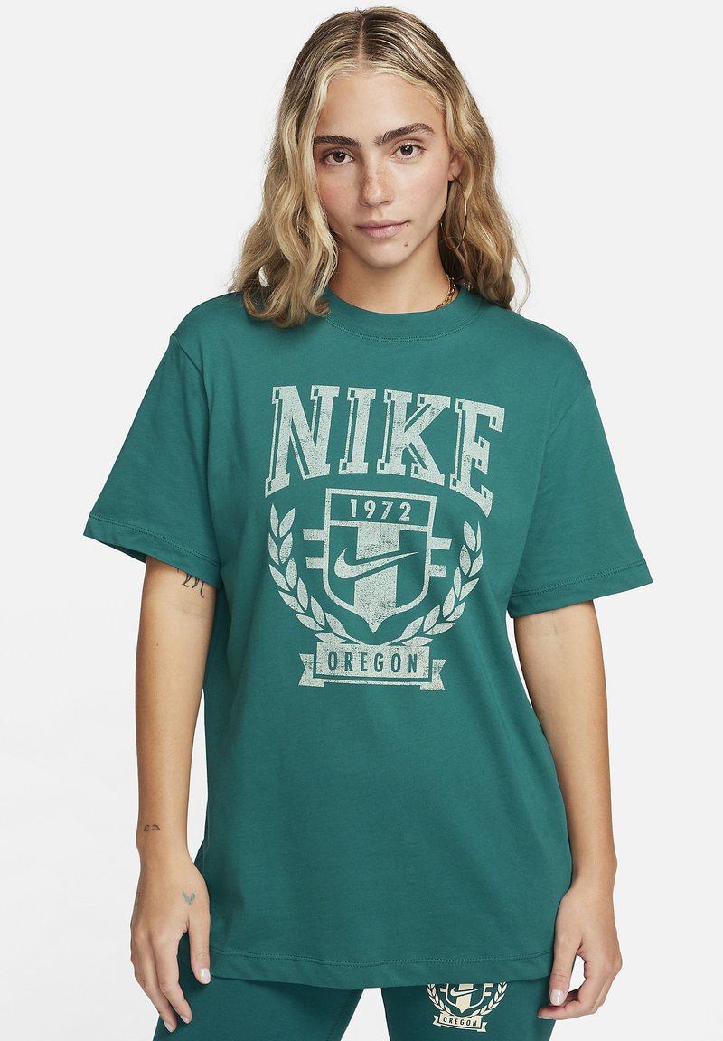 Nike Sportswear W NSW TEE BF VRSTY - T-Shirt print - geode teal/petrol ...