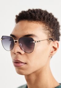 QUAY AUSTRALIA MAIN CHARACTER UNISEX - Solglasögon - black gold/smoke ...