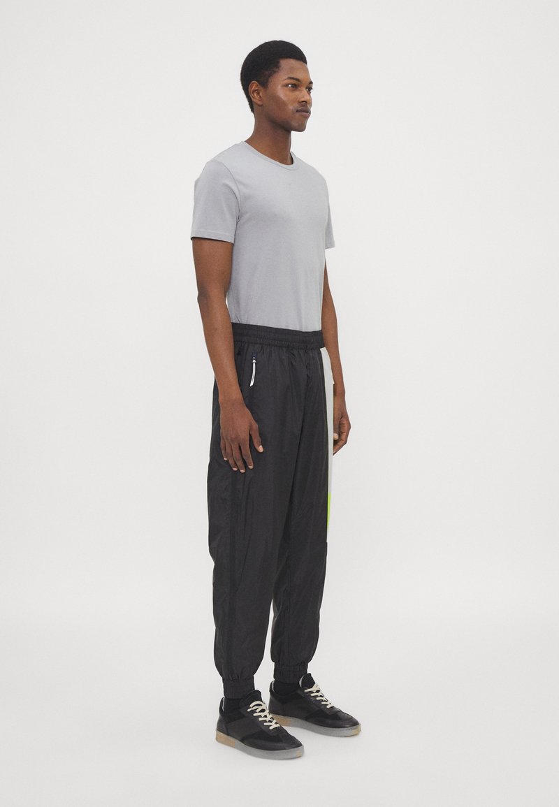 EA7 Emporio Armani TROUSER - Pantalon de survêtement - nero/noir - ZALANDO.FR