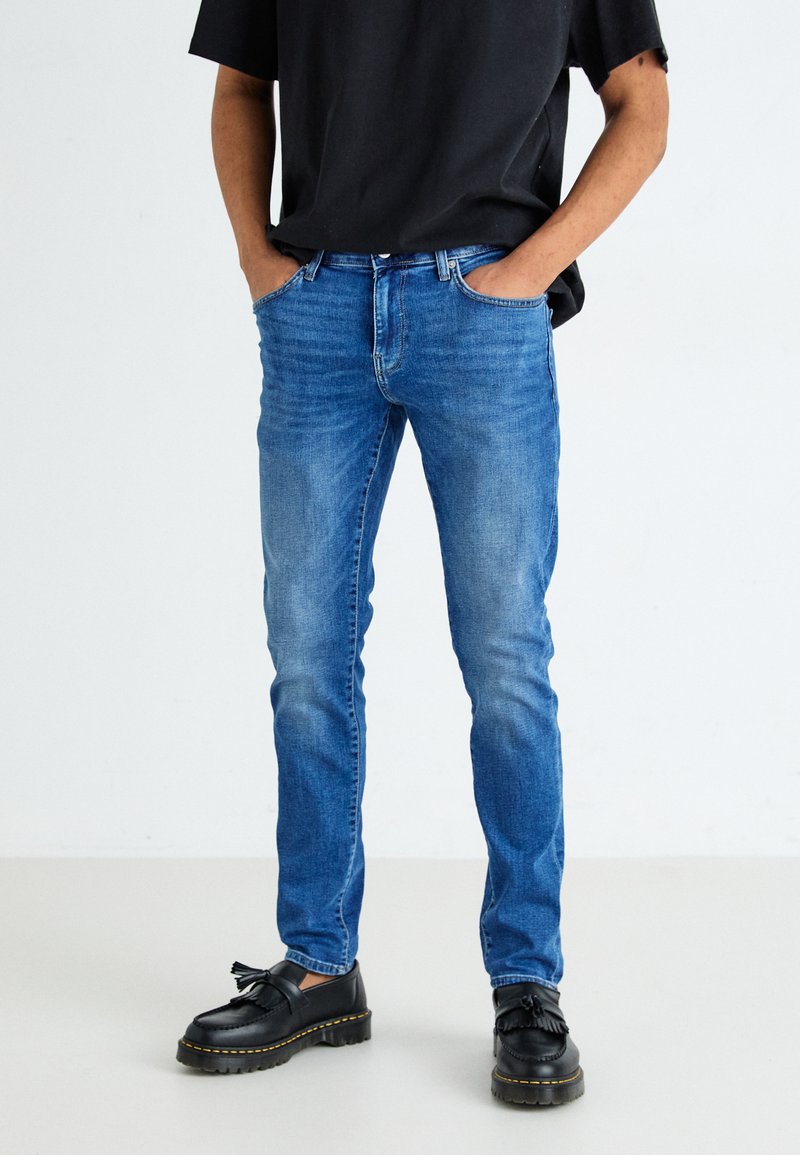 Only & Sons ONSLOOM ONE BOX - Jeans Slim Fit - dark blue denim/dark ...