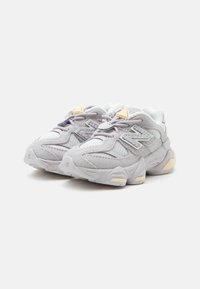 New Balance 9060 UNISEX - Baby shoes - horizon grey/calcium/lilac - Zalando