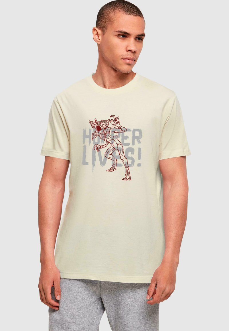 ABSOLUTE CULT STRANGER THINGS - HOPPERS LIVE - Triko s potiskem - sand ...