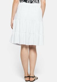 Sheego A-linjainen hame - white/valkoinen - (Pre-owned) - Zalando.fi