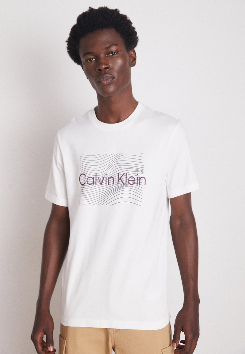 Calvin Klein WAVE LINES HERO LOGO - Marškinėliai su spaudiniu - bright ...