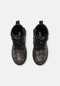 Geox DISNEY CLASSICS MICKEY MOUSE CASEY UNISEX - Veterboots - black ...