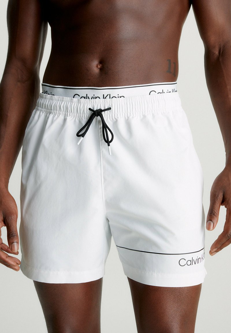 Calvin Klein Swimwear MEDIUM DOUBLE - Zwemshorts - pvh classic white ...