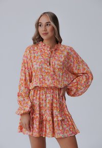 Laurella SANDIE FLOWERS - Freizeitkleid - orange - Zalando.de