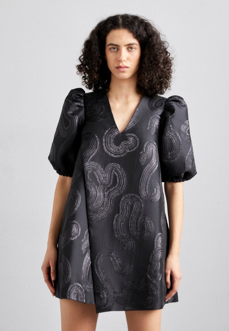 Stine Goya BRETHEL COUPE - Day dress - swirl/black - Zalando.de