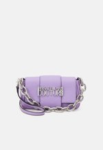 Versace Jeans Couture RANGE LOGO LOOP SKETCH BAGS - Handtasche - lilac ...