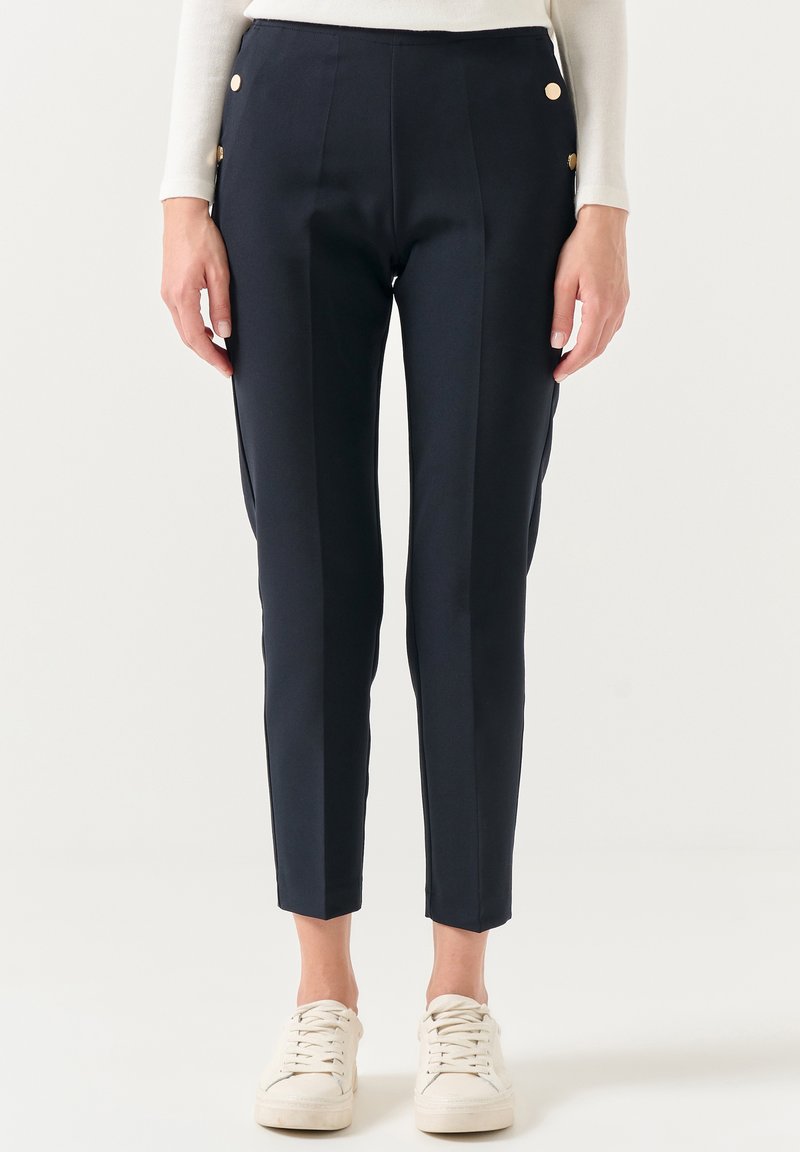 Jimmy Key STRAIGHT FIT NORMAL LEG NORMAL WAIST WOVEN TROUSERS - Broek ...