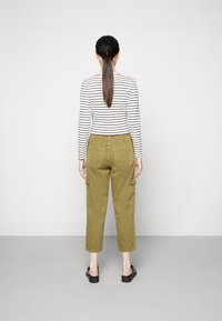 Kaffe ELEKTRA CROPPED PANTS - Cargobroek - washed lizard/groen - Zalando.nl