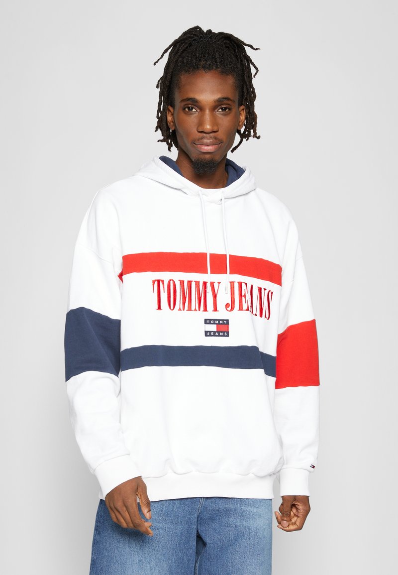 Tommy Jeans SKATER ARCHIVE BLOCK HOODIE - Jersey con capucha - white/blanco - Zalando.es