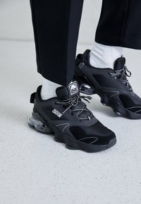 Versace Jeans Couture FONDO NOMO SHOES - Trainers - black - Zalando.co.uk