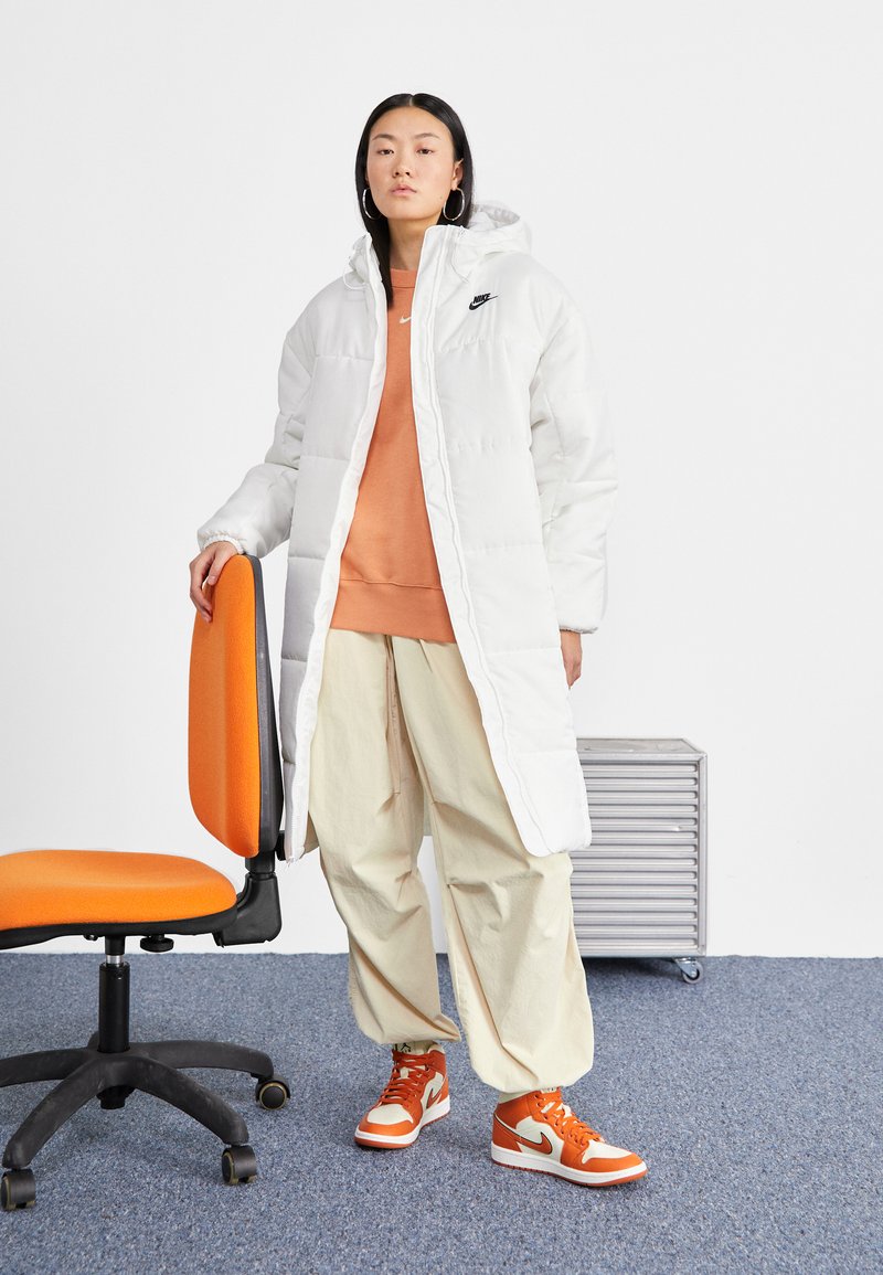 Nike Sportswear CLASSIC PARKA - Vinterfrakke - white/black/hvid ...