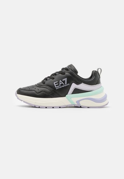 EA7 Emporio Armani SPORT TAPE SLIDE UNISEX - Matalakantaiset pistokkaat - black/gold/musta ...