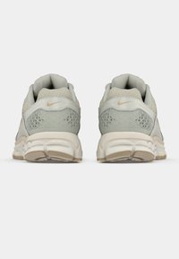 Nike Sportswear ZOOM VOMERO 5 - Sneakers - light bone/phantom/light ...