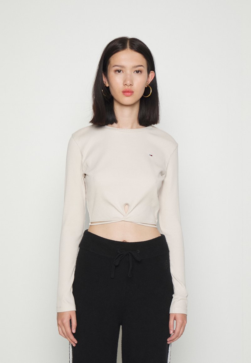 Tommy Jeans CROP STRAP FRONT KNOT - Langarmshirt - stony beige/beige - Zalando.ch