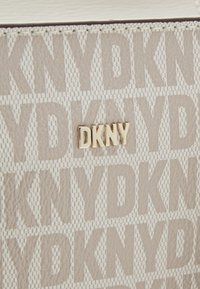 DKNY PERRI SM - Handtasche - hemp pebble/grün - Zalando.de