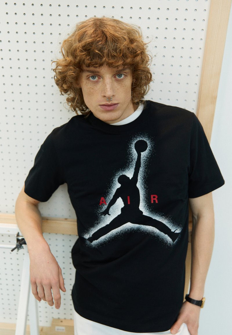 Jordan GRAPHIC CREW - Triko s potiskem - black/gym red/černá - Zalando.cz