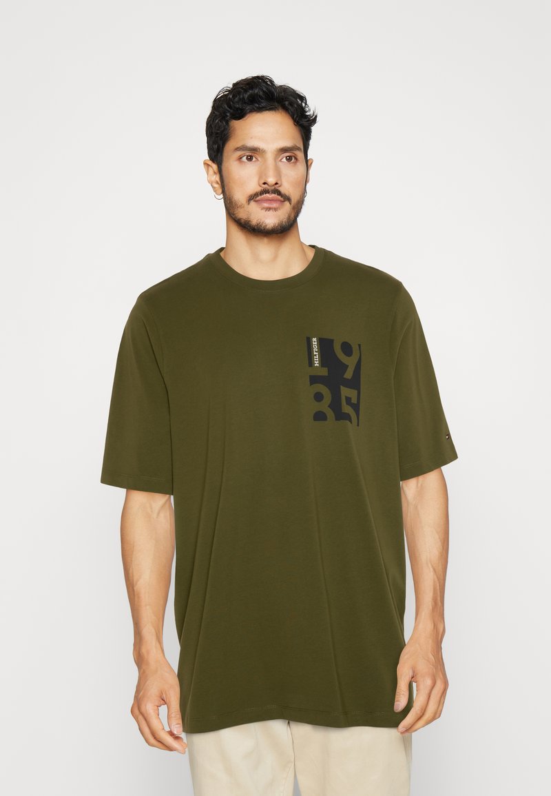 Tommy Hilfiger CHEST PRINT TEE - T-Shirt print - putting green/oliv ...