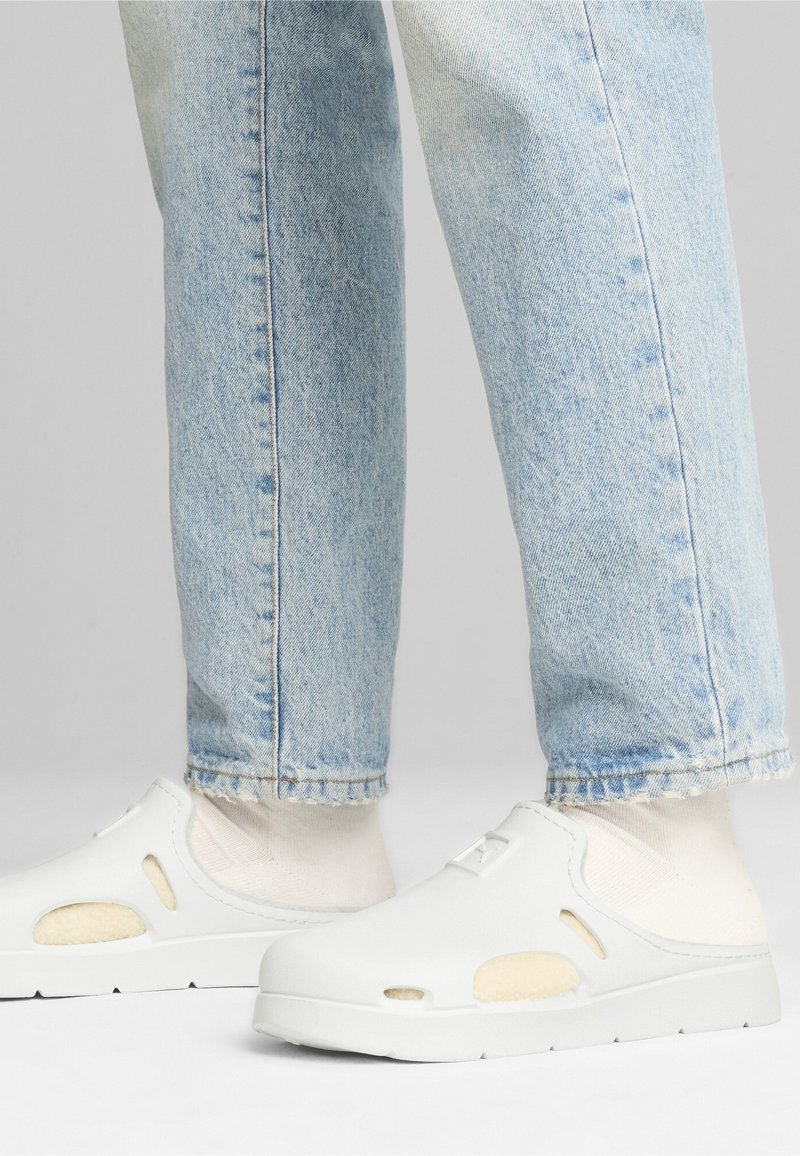 Puma SHIBUI - Mules - warm white putty/white - Zalando