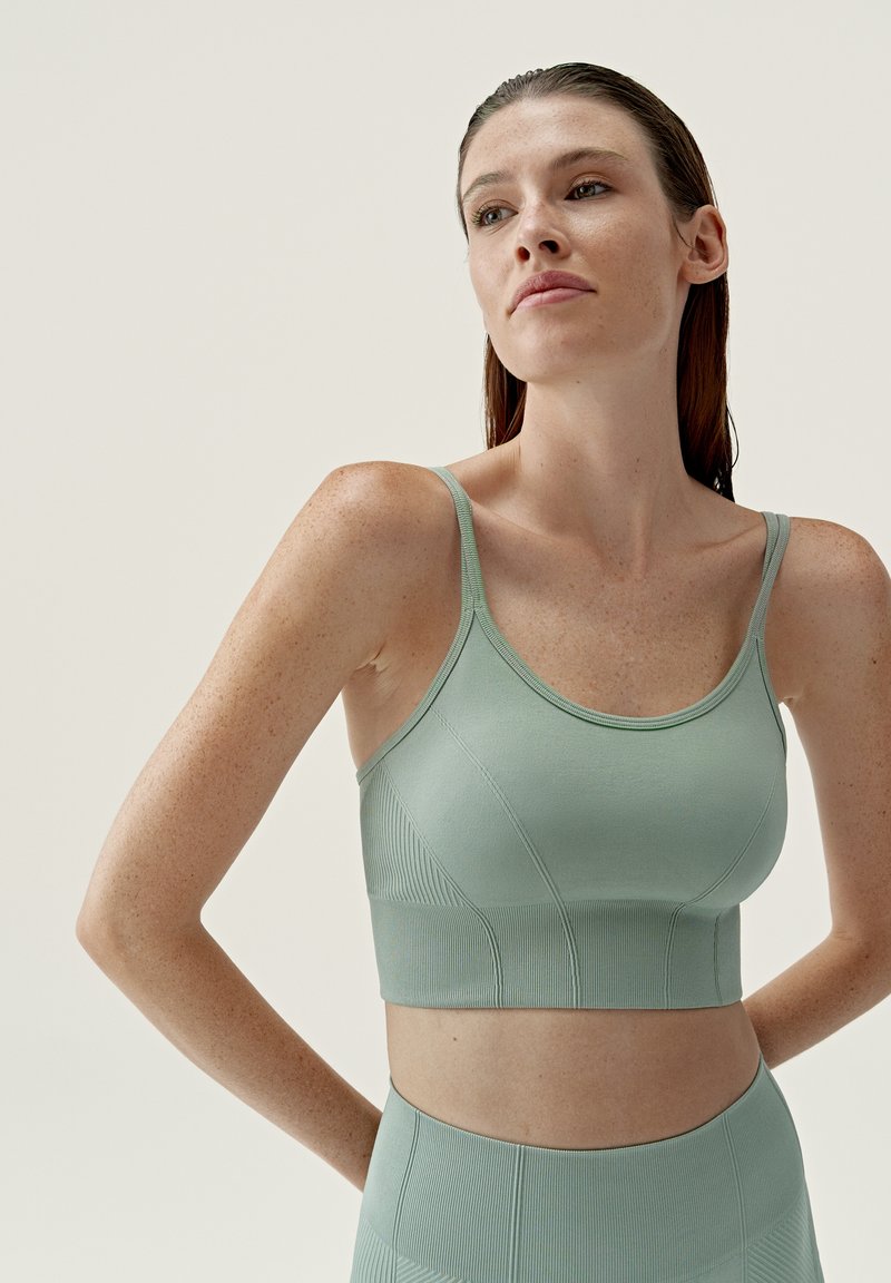 Born Living Yoga Sport-bh met light support - verde/groen - Zalando.be