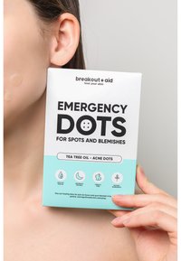 Breakoutaid EMERGENCY DOTS FOR SPOTS AND BLEMISHES WITH TEA TREE OIL 72 ...