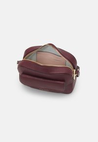 kate spade new york AVA PEBBLED CROSSBODY - Umhängetasche - cordovan ...
