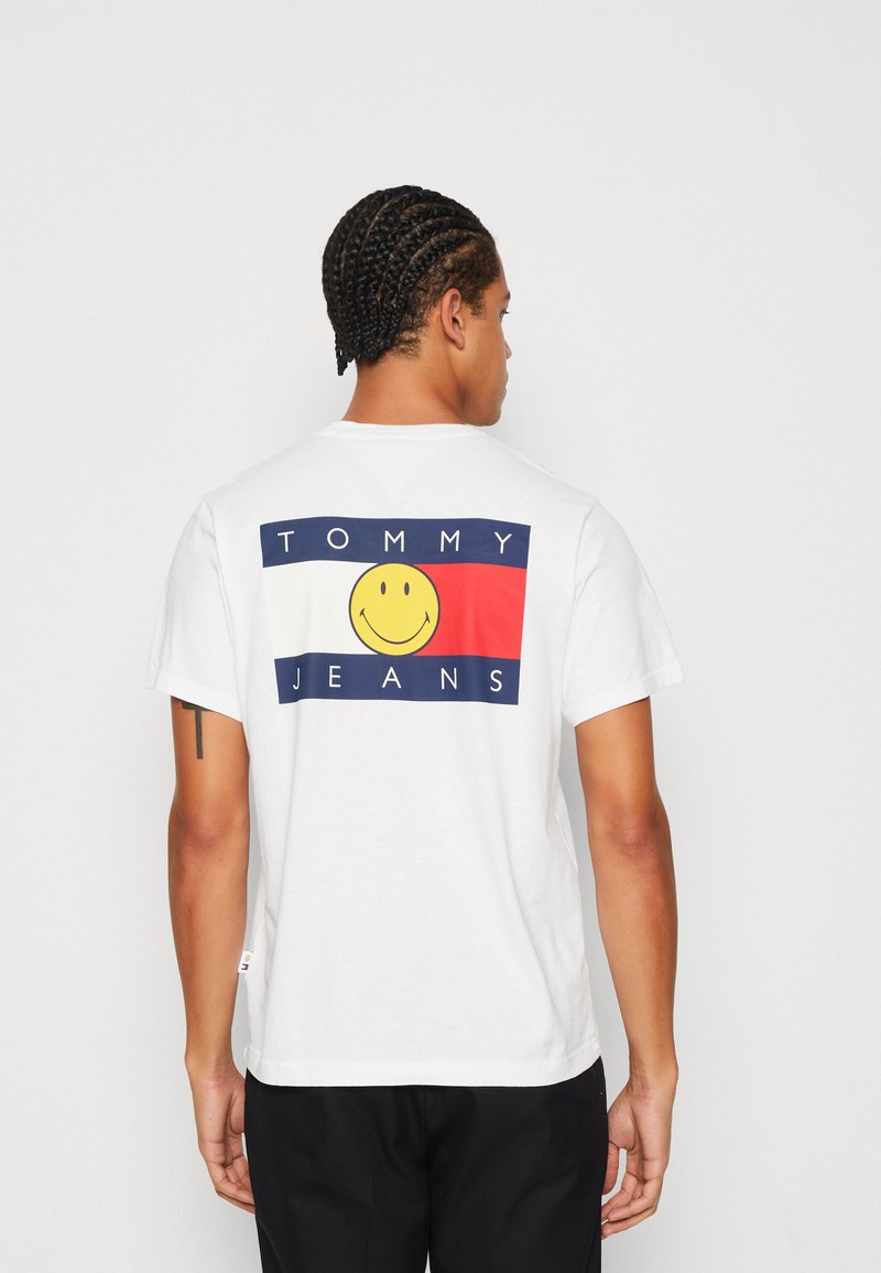 Tommy Jeans SMILEY FLAG TEE UNISEX - Print T-shirt - white - Zalando.ie
