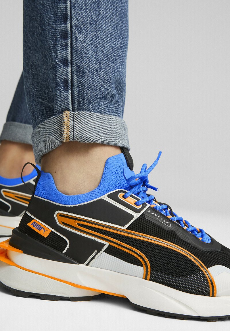 Puma PWRFRAME OP 1 TRAIL OFF - Sneaker low - black bluemazing/schwarz ...
