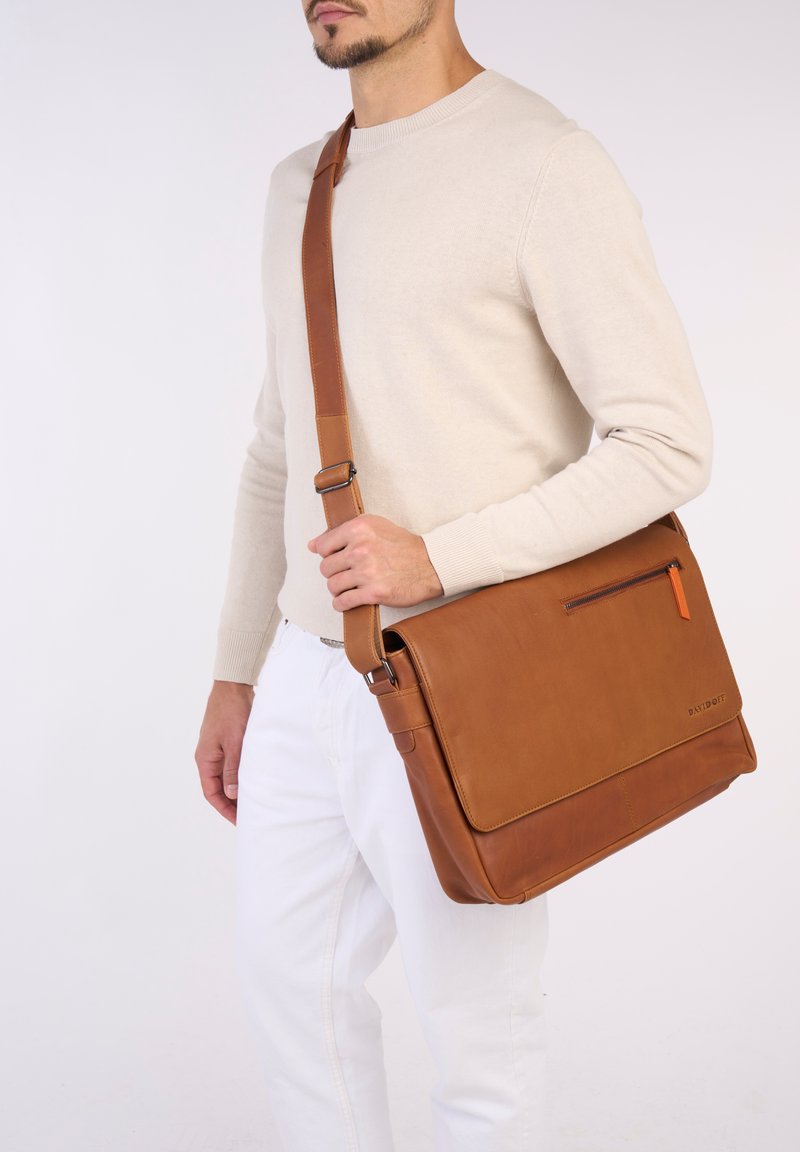DAVIDOFF ESSENTIALS - Umhängetasche - cognac - Zalando.at