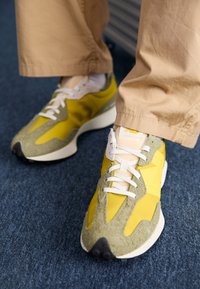 New Balance U327 UNISEX - Sneaker low - green/offwhite - Zalando.ch