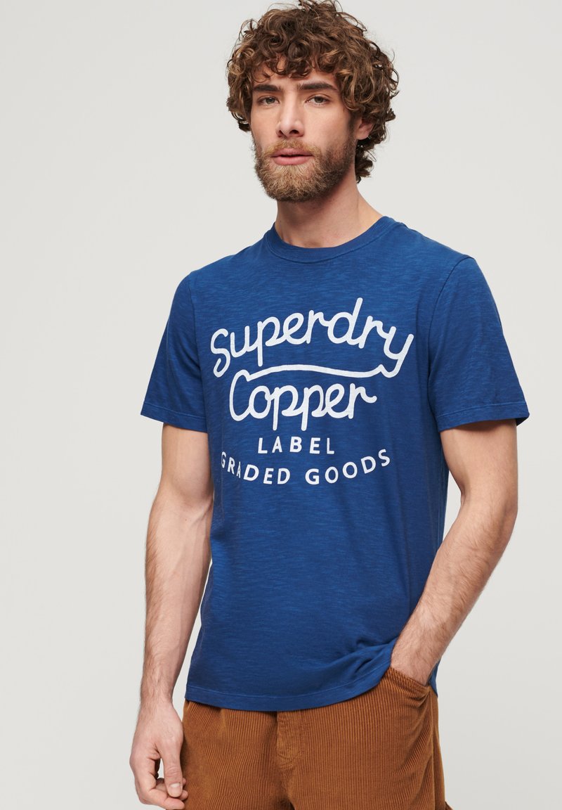 Superdry LABEL SCRIPT - T-Shirt print - pilot mid blue slub/blau ...