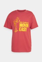 New Balance MOVIN EASY - T-shirts med print - light red/lyserød-melert ...