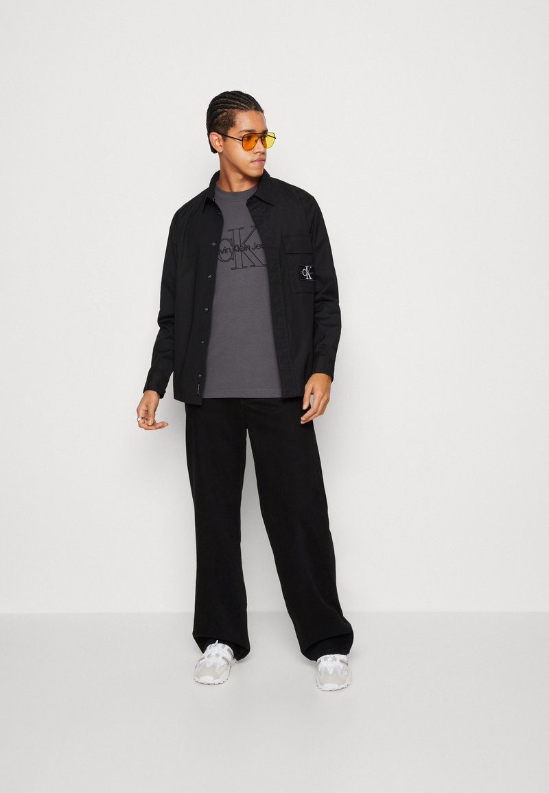 Calvin Klein Jeans MONOLOGO WASHED TEE UNISEX - Camiseta estampada - washed black/negro - Zalando.es