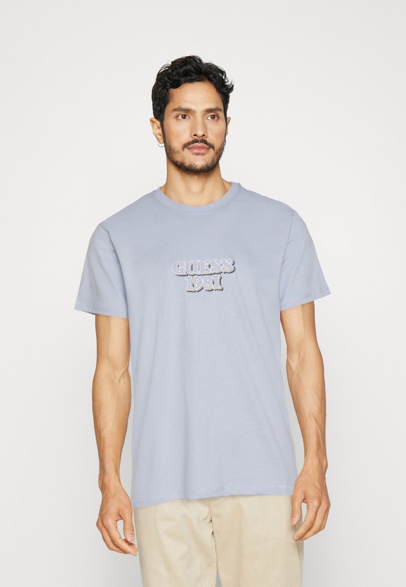 Guess EMBRO BOX LOGO TEE - T-Shirt print - glacier sea blue/blaugrau ...