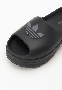 adidas Originals ADIFOM STAN SLIDE - Iešļūcenes - black/melns - Zalando.lv