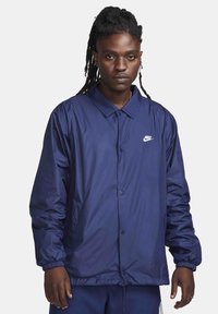 Nike Sportswear CLUB COACHES - Kevyt takki - midnight navy white ...
