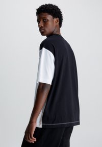 Calvin Klein Jeans INSTITUTIONAL COLORBLOCK GENDERLESS - Camiseta ...