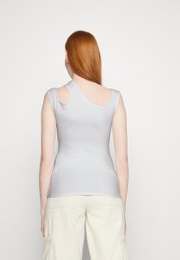 Weekday ZARI ASSYMETRIC - Top - white/weiß - Zalando.ch