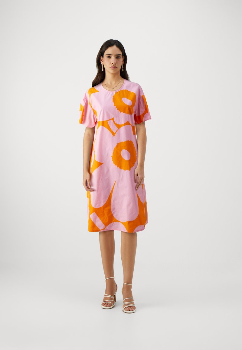 Marimekko AVOMERI UNIKKO DRESS - Vestido de cóctel - light pink/orange ...