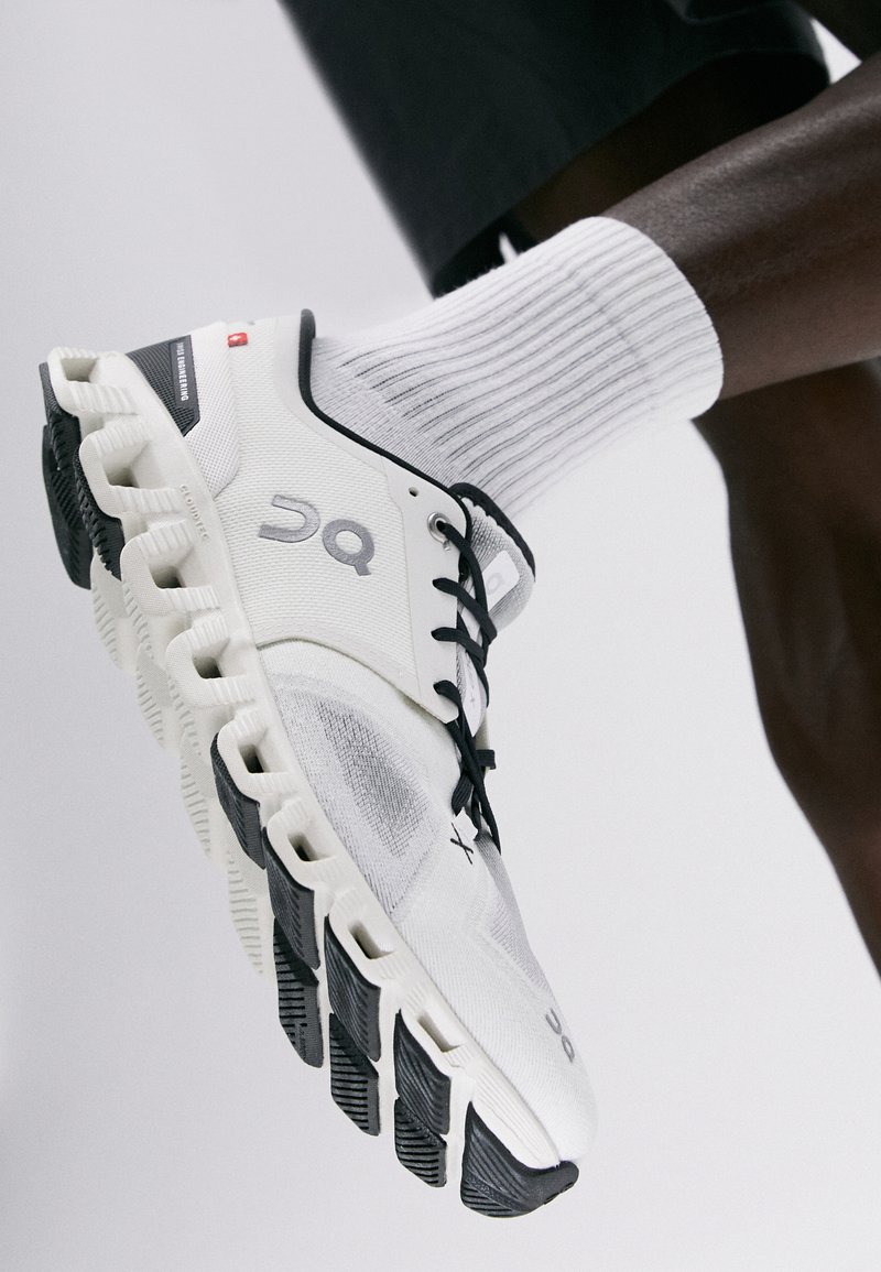 On CLOUD X 3 - Laufschuh Neutral - ivory black/weiß - Zalando.de