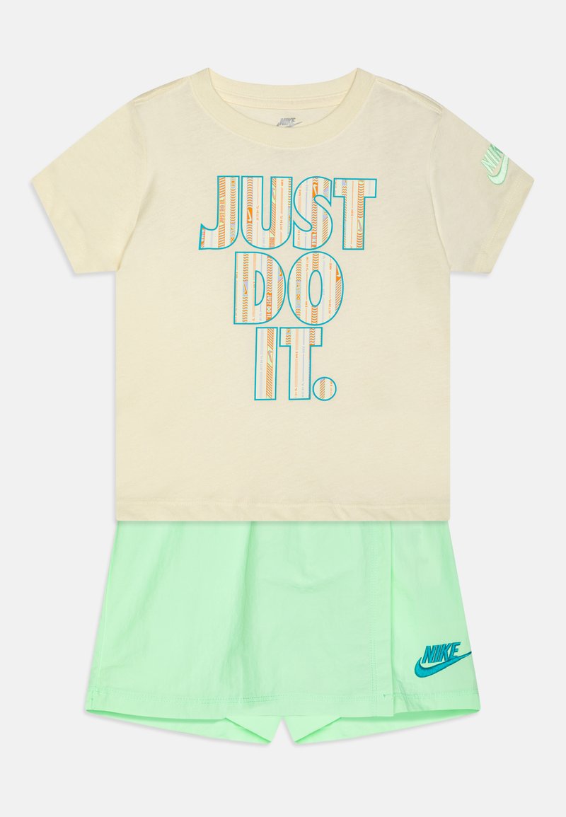 Nike Sportswear Happy Camper Skort Set Camiseta Estampada Vapor