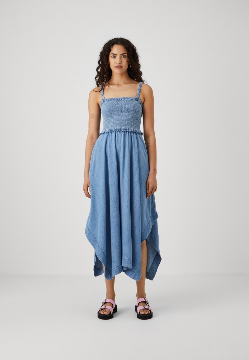 Gap Tall SMOCKED HANDKERCHIEF MIDI - Rochie din denim - medium indigo ...