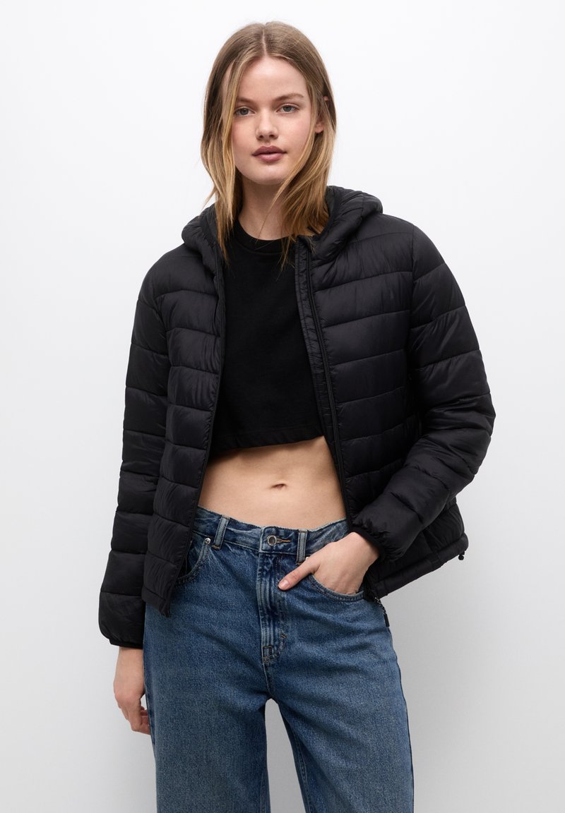 PULL&BEAR WEIGHT HOODED - PUFFER - Winterjacke - black/schwarz - Zalando.at