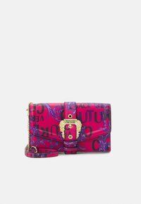 Versace Jeans Couture RANGE WALLET - Geldbörse - hot pink/violet/pink ...
